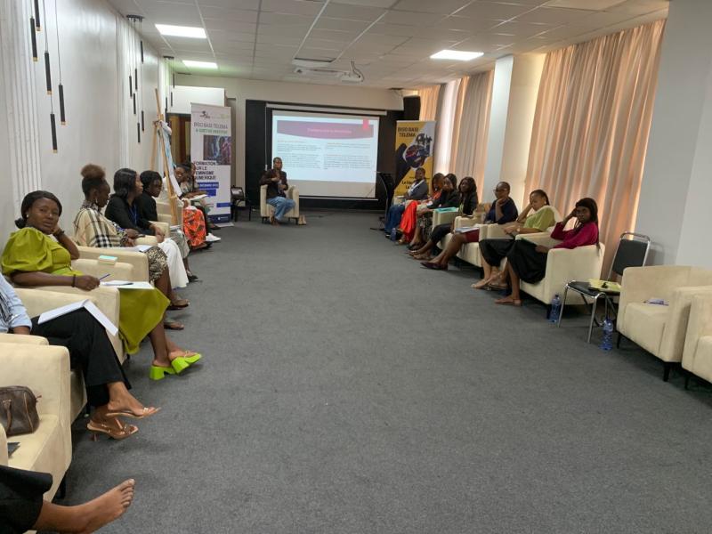 Kinshasa: des femmes et des jeunes filles formées au féminisme et au numérique pour lutter ...